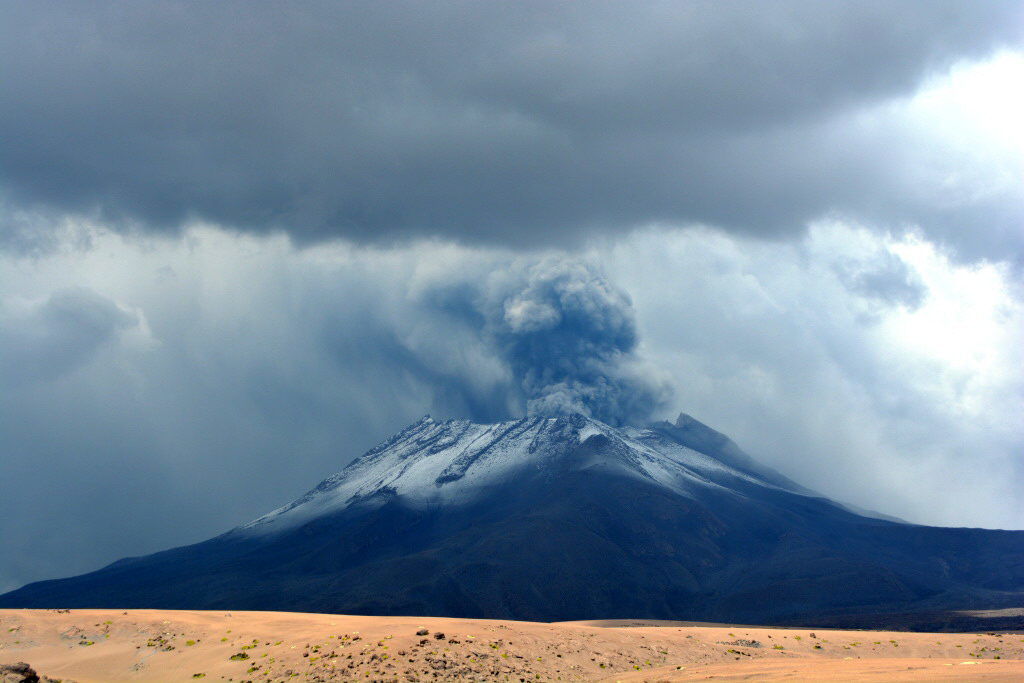 Reportan nueva explosión del volcán Ubinas de Perú