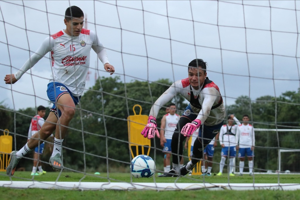 Ronaldo Cisneros vuelve a las Chivas