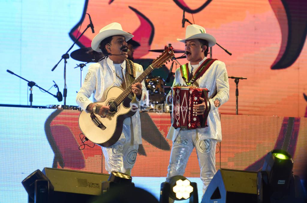 ¡Los Dos Carnales son profetas en su tierra!