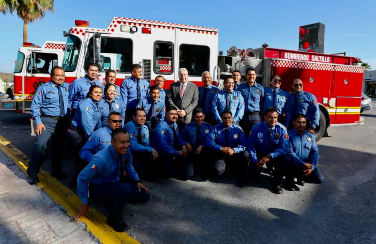Alcalde de Saltillo reconoce a Bomberos en su día