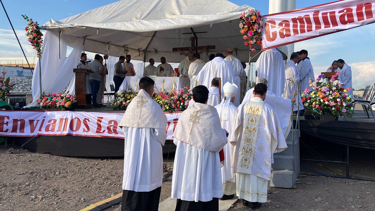 Celebran misa en el vado del Nazas por la lluvia en La Laguna