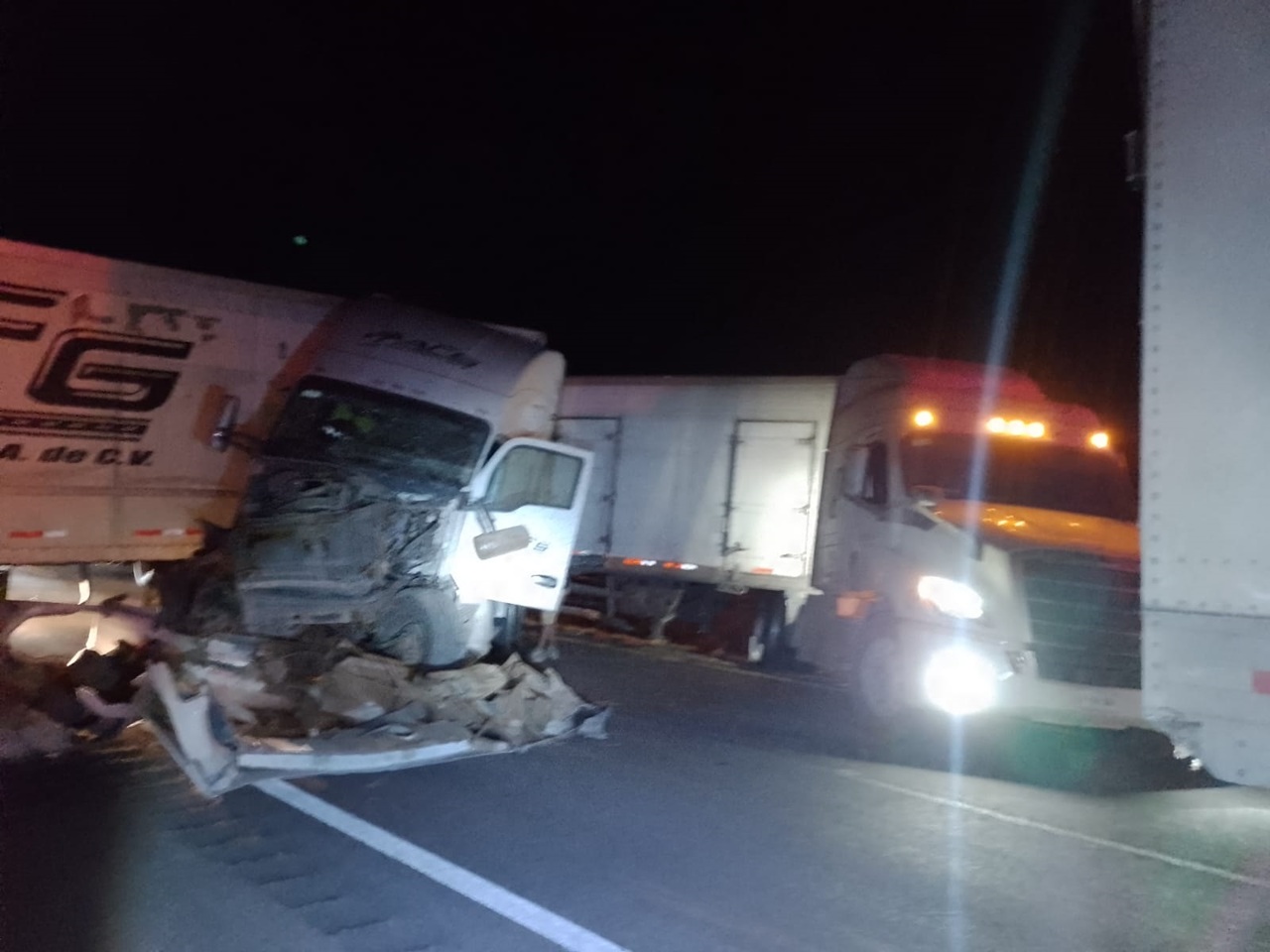 Chocan 4 tráileres sobre la autopista