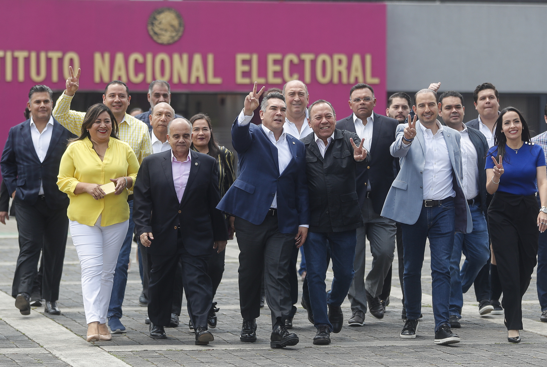 PRI, PAN y PRD registran Frente Amplio por México ante el INE