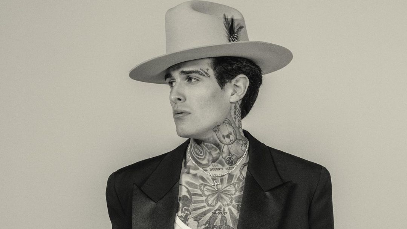 Adriel Favela sorprende al lanzar su nuevo disco titulado Solo muere si ...