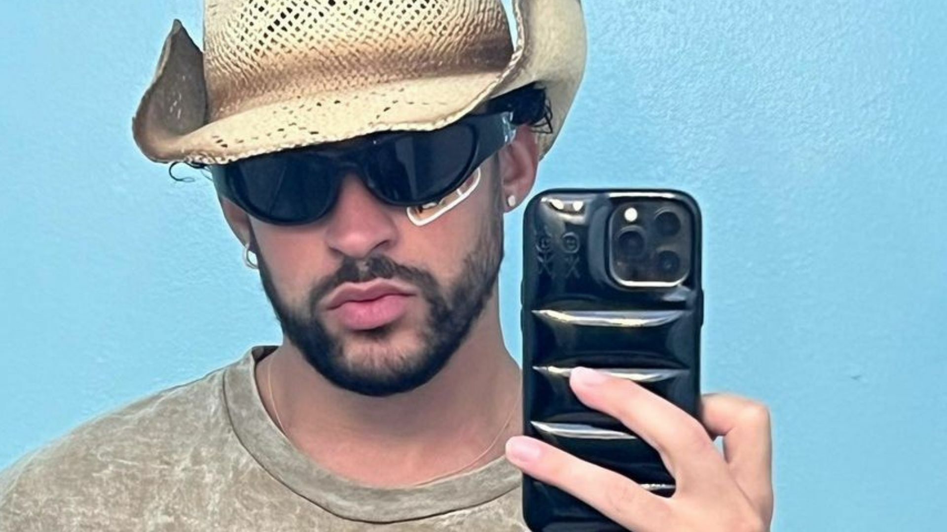 Fotografía de Bad Bunny con poca ropa alborota las redes