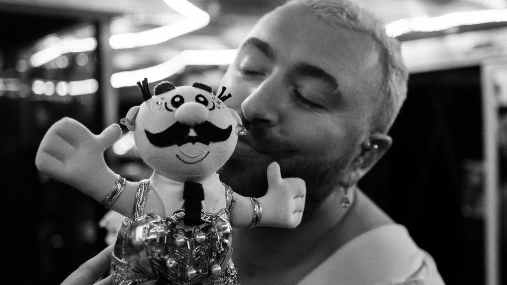 Sam Smith presume su Dr. Simi personalizado en redes sociales