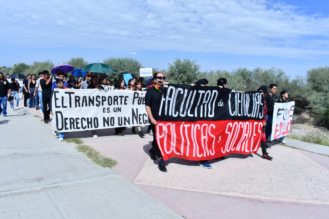 Marchan estudiantes en Torreón para conmemorar el 2 de octubre