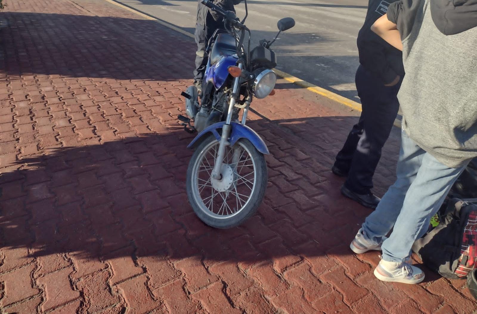 Motociclista derrapa debido al pavimento mojado en Gómez Palacio Motociclista derrapa debido al pavimento mojado en Gómez Palacio