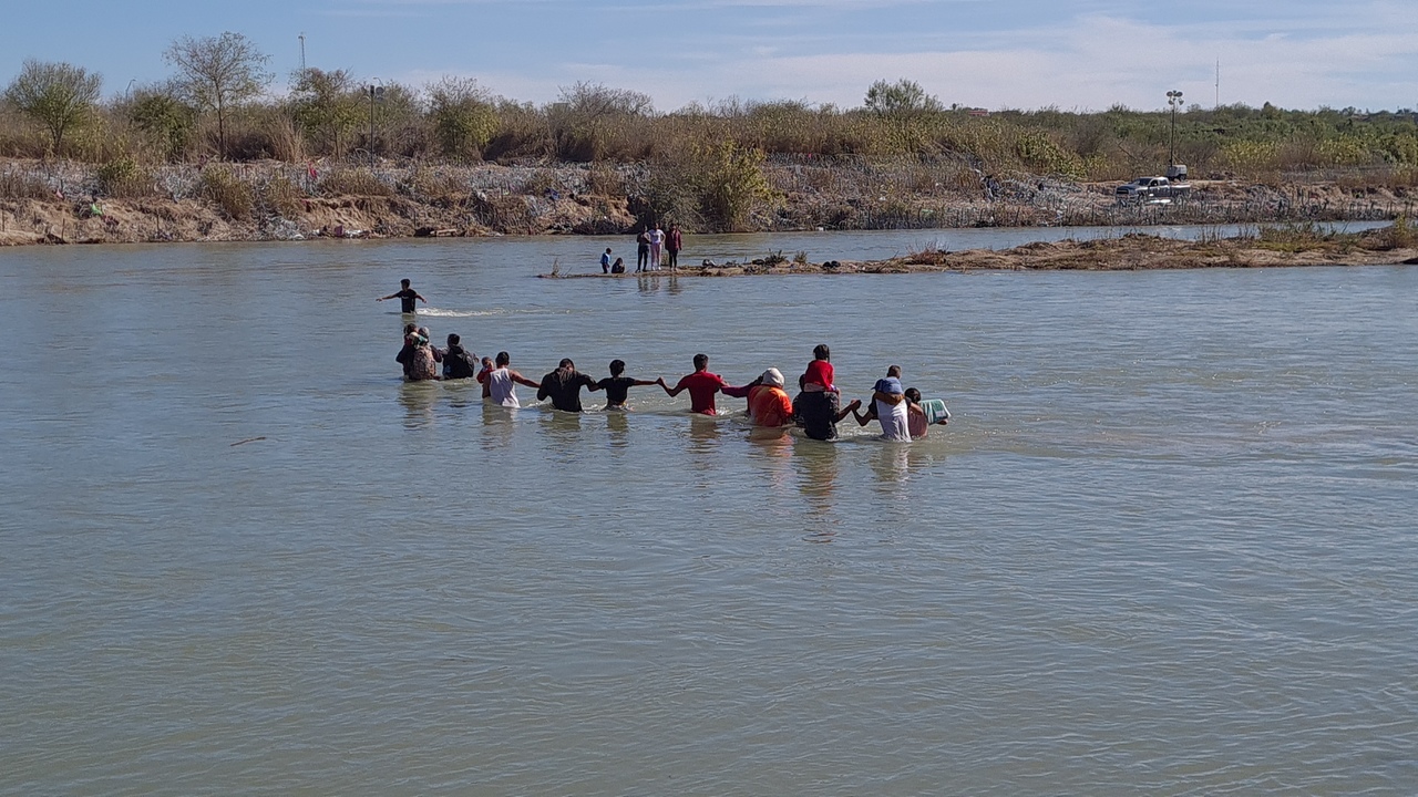 Cruzan alrededor de 250 migrantes río Bravo