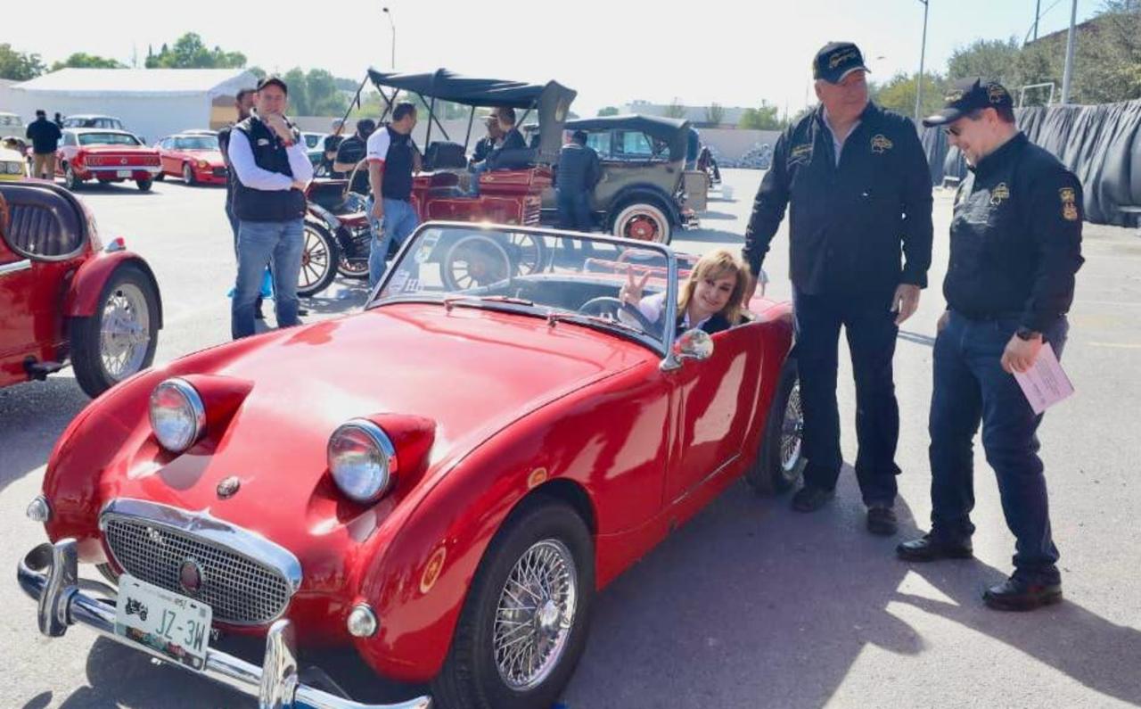 Chema Fraustro inaugura el evento Eleganza Car
