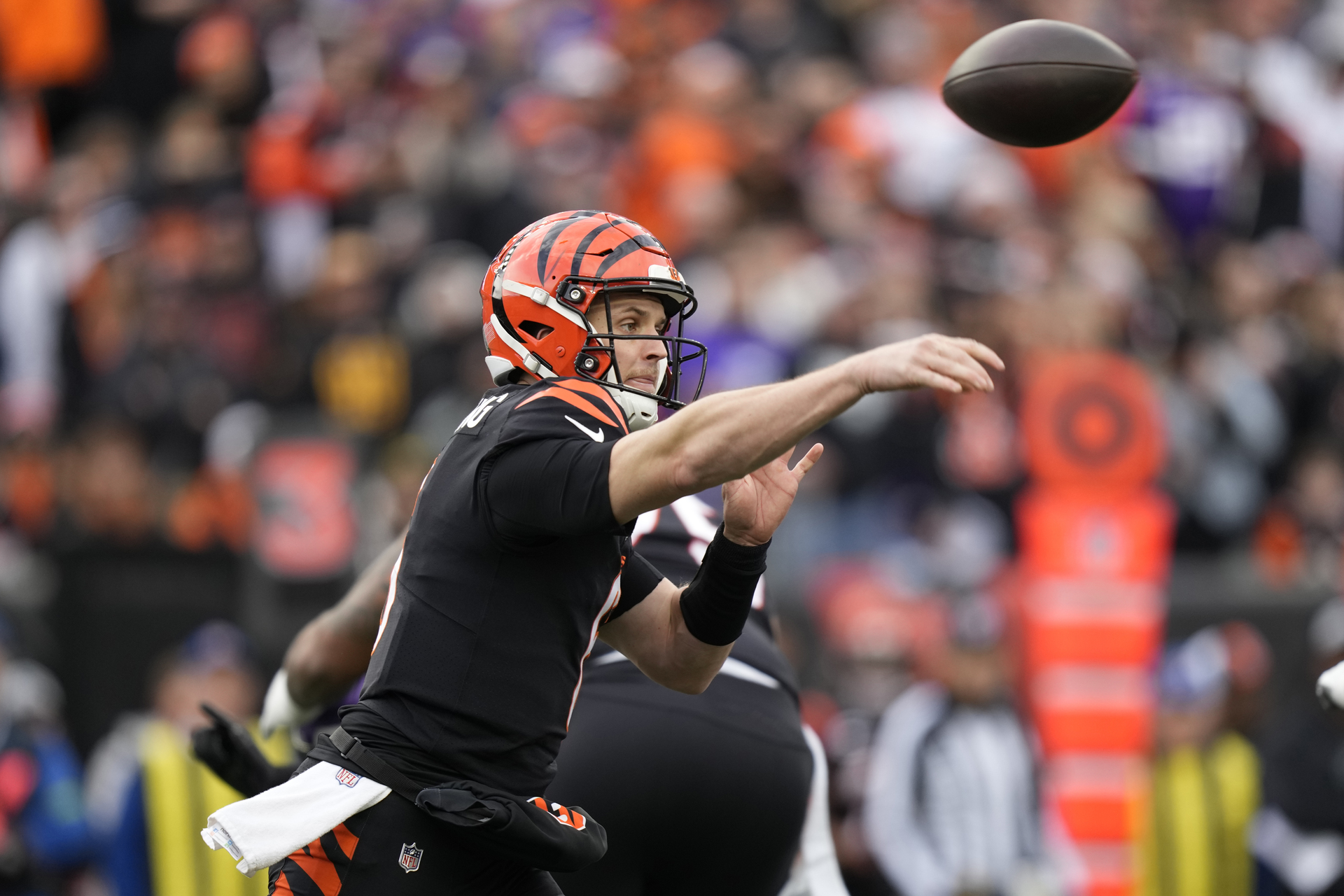 Browning y Higgins guían a Bengals a triunfo 27-24 ante Vikings