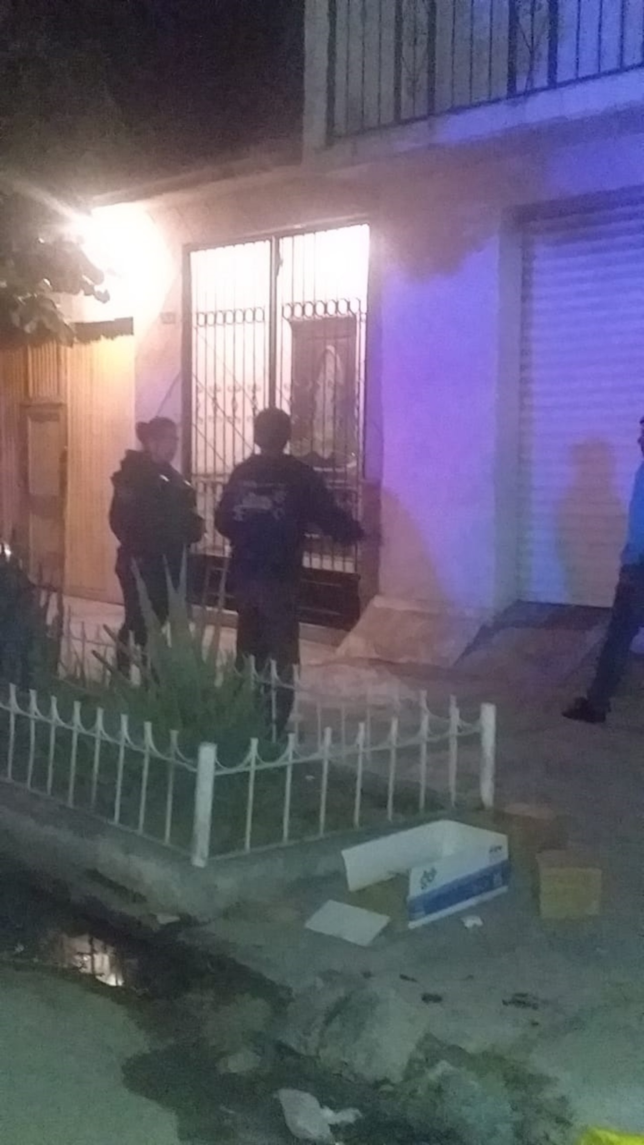 Jóvenes auxilian a un adulto mayor durante un incendio