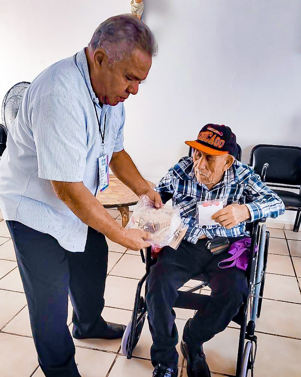 Entregan apoyos a personas en situación vulnerable