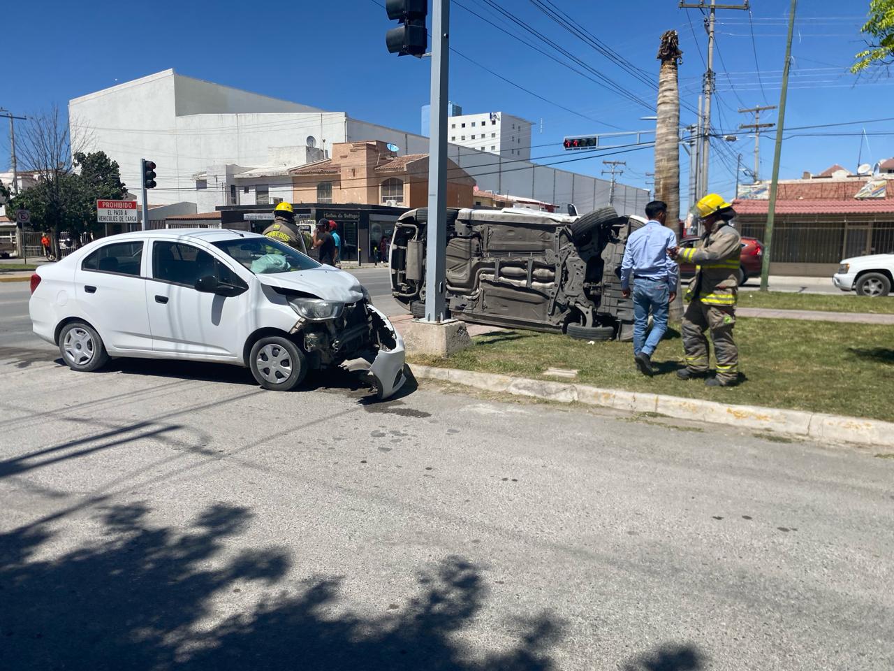Vehículo termina volcado tras fuerte choque